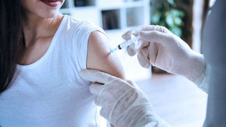 Injeção anticoncepcional | Tipos, vantagens e como tomar